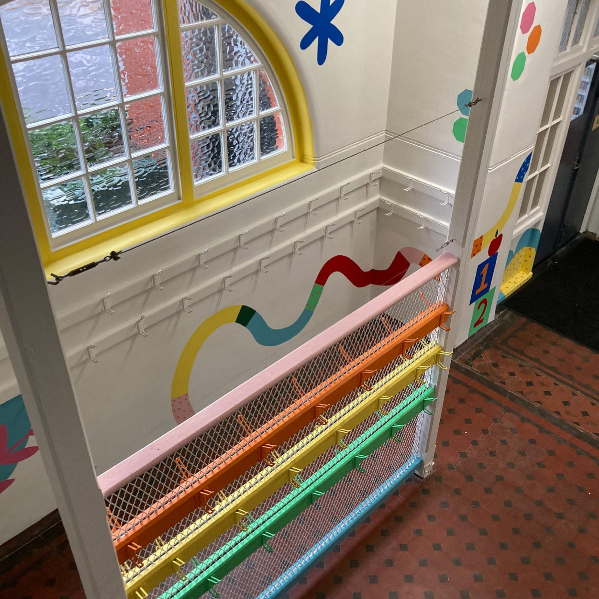 Hampton Primary Stairwell & Bag Area – heynicemurals
